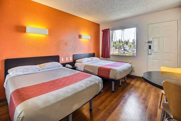 2 Queen Beds - Oakland, CA