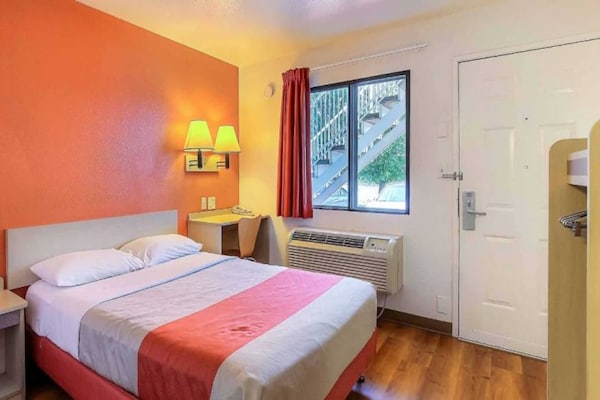 1 Full Bed  Ada/ri Shower - Piedmont, CA