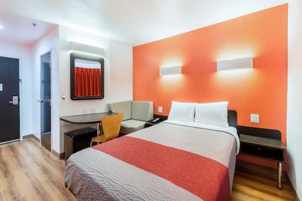 1 Queen Bed Smoking Mini Fridge - Saginaw, TX
