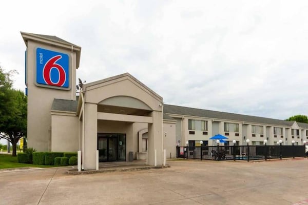 1 Queen Bed  Smoking - Garland, TX
