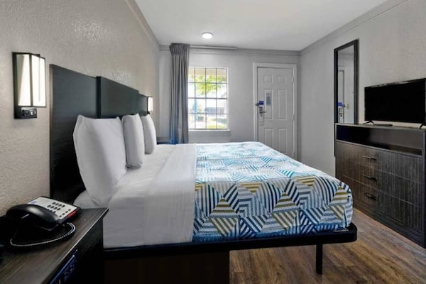 1 King Bed Suite Non-smoking - Denton, TX