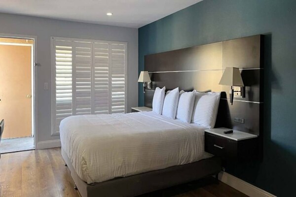 1 King Bed  Mobil Acc Ri Shwr Nsmk Kitchen - American Canyon, CA