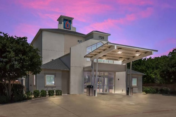 2 Full Beds Non-smoking - Joshua, TX