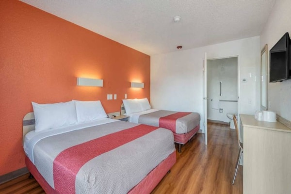 2 Queen Beds Deluxe Micfridge - Fairfield, CA