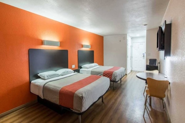 2 Queen Beds Smoking Micfridge - Lancaster, TX