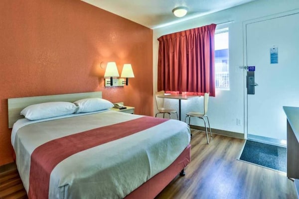 1 Full Bed Ada/tub/micfridge - Flagstaff