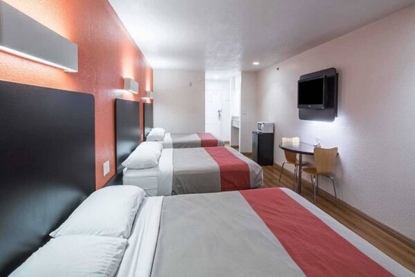 3 Queen Beds  Non-smoking Micfridge - Lancaster, TX