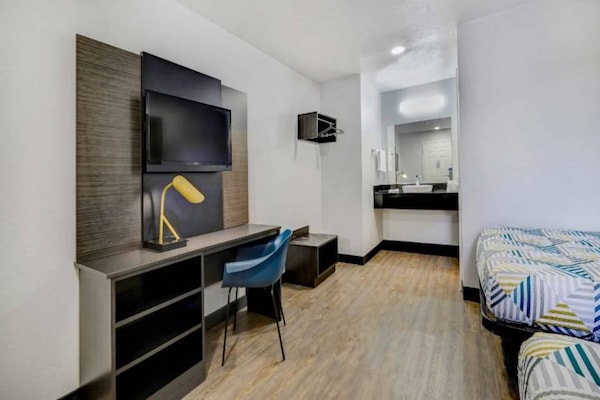 2 Full Beds Smoking Micfridge - Denton