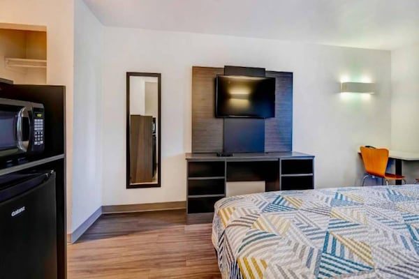 1 King Bed  Non-smoking - Mesquite, TX