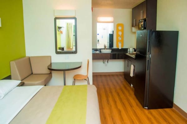 1 King Bed Smoking Kitchen - Palestine, TX
