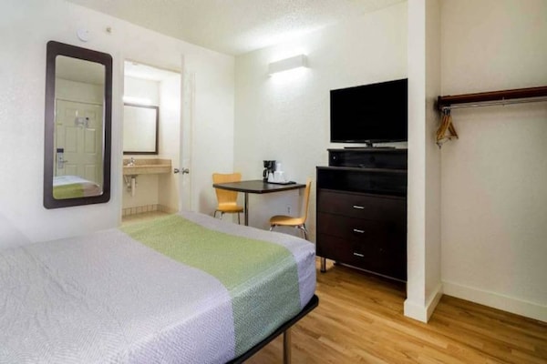 1 King Bed Smoking Kitchen - Frisco, TX