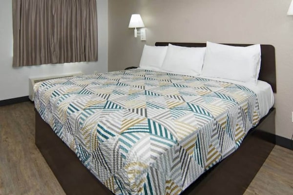 1 King Bed Smoking - Lancaster, TX