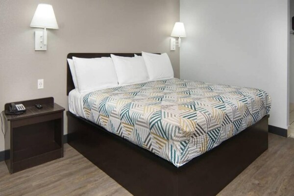 1 King Bed  Non-smoking - Lancaster, TX