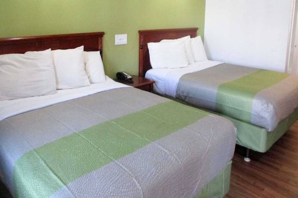 2 Queen Beds Non-smoking Micfridge - Clovis, CA