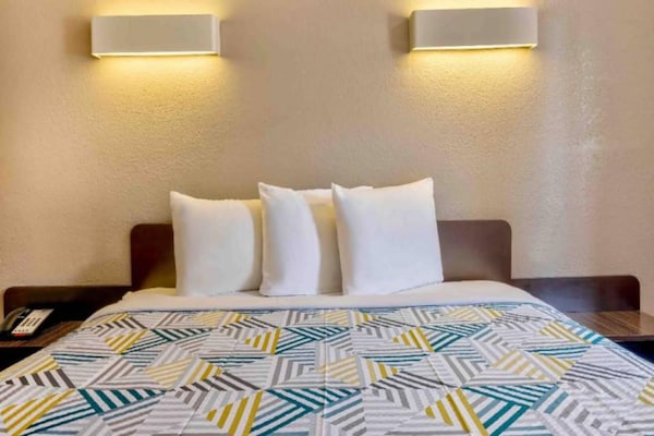 1 King Bed  Non-smoking - Bryan, TX