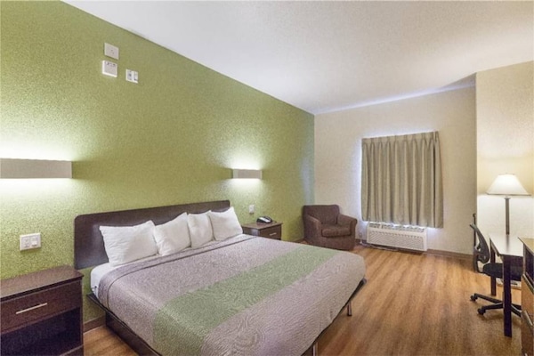 1 King Bed Non-smoking - Saginaw, TX