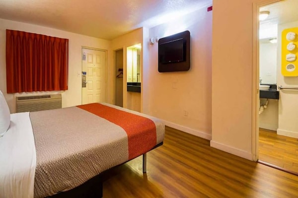 1 King Bed  Non-smoking - Garland, TX