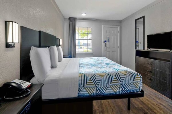 1 King Bed Smoking - Denton, TX