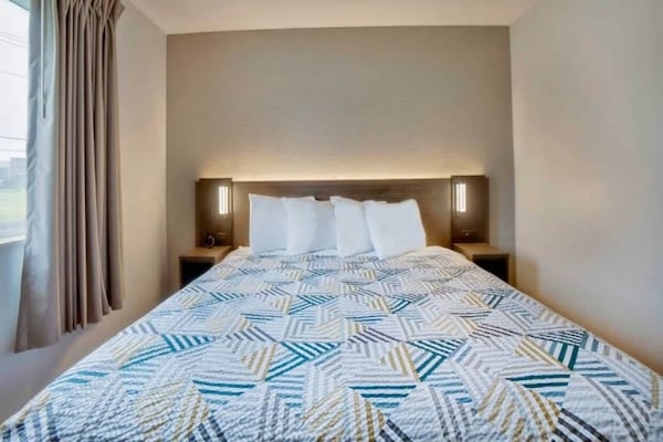 1 King Bed  Non-smoking - Lake Texoma