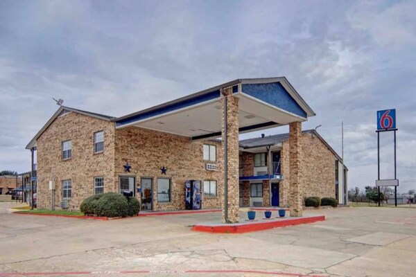 1 King Bed  Non-smoking Micfridge - DeSoto, TX