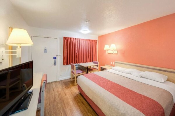 1 King Bed Non-smoking Micfridge - Greenville, TX