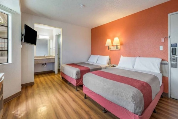 2 Queen Beds Ada/tub - Fairfield, CA