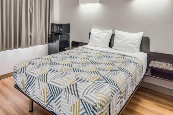 1 Queen Bed  Non-smoking - Joshua, TX