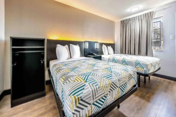 2 Queen Beds Smoking - Fort Worth, TX