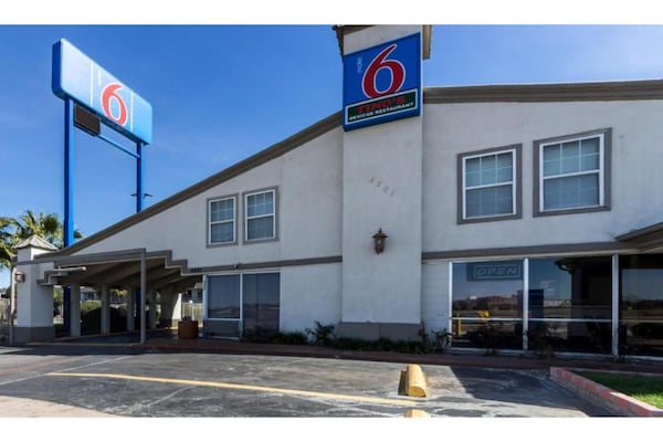 2 Full Beds Non-smoking Micfridge - Fort Worth, TX