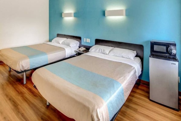 2 Queen Beds Smoking - Waco, TX