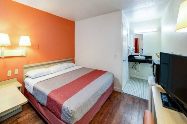 1 King Bed Smoking Micfridge - Greenville, TX