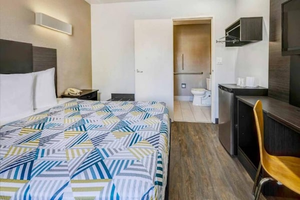 1 Queen Bed  Non-smoking Micfridge - Denton, TX