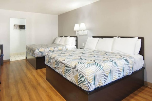 2 Queen Beds  Smoking - DeSoto, TX