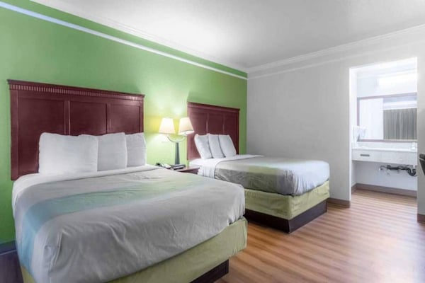 2 Queen Beds  Non-smoking - California