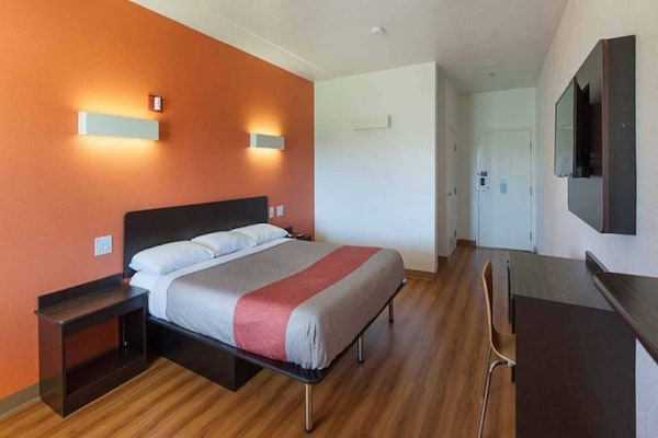 1 King Bed Non-smoking Micfridge - Coppell