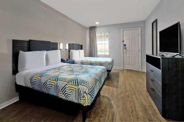 2 Full Beds Smoking - Denton, TX