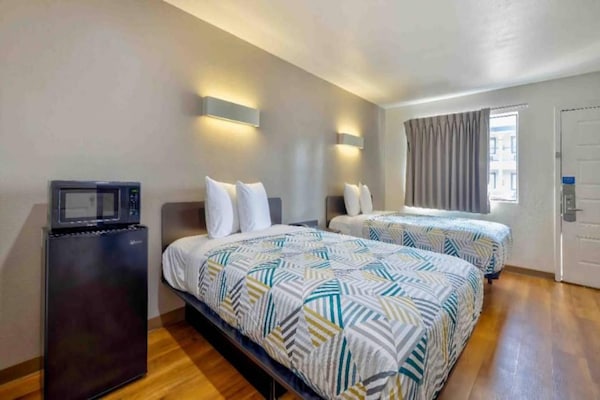 2 Queen Beds  Smoking - Bryan, TX