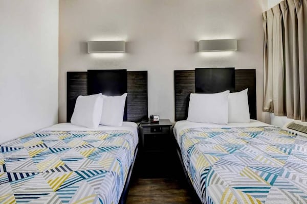 2 Full Beds  Non-smoking Micfridge - Denton, TX