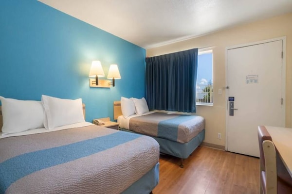 2 Full Beds Non-smoking - Grand Junction, CO