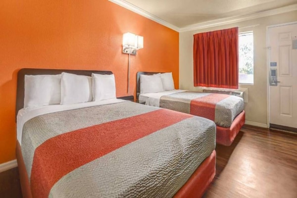 2 Queen Beds Non-smoking Micfridge - Clovis, CA