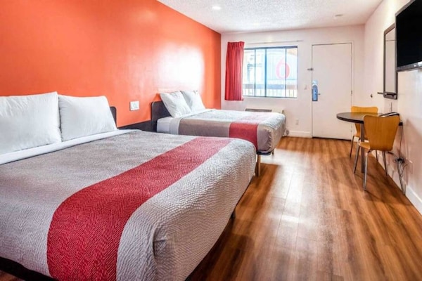 2 Queen Beds  Non-smoking Micfridge - Carson, CA