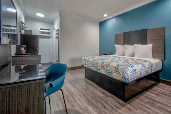 1 King Bed  Mobil Acc Ri Shwr Suite Nsmk - California