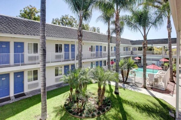 1 Full Bed Ada/tub - Buena Park, CA