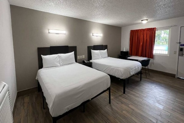 2 Queen Beds  Non-smoking Micfridge - Placentia, CA