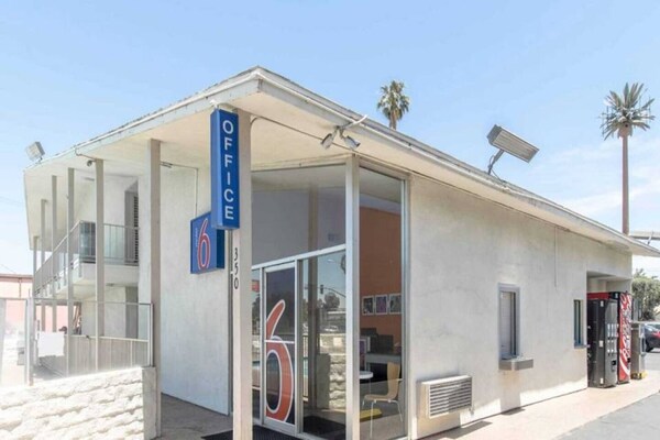 1 Queen Bed Smoking Mini Fridge - Bakersfield, CA