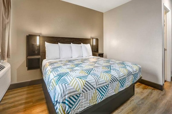 1 King Bed Smoking Mini Fridge - Loma Linda, CA