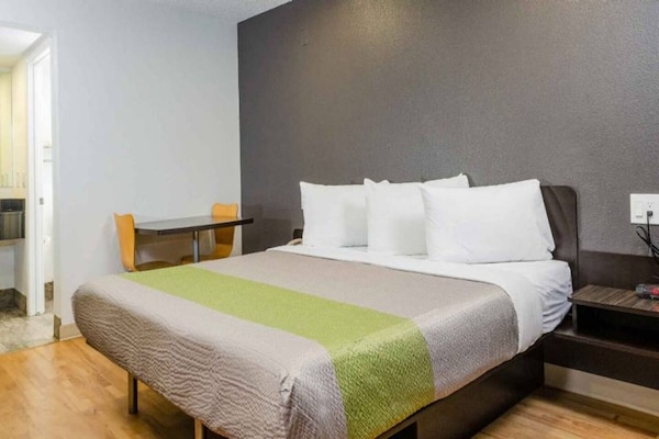 1 King Bed Non-smoking Kitchen - Fresno, CA
