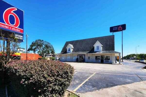 1 King Bed  Non-smoking Kitchen - League City, TX