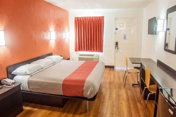 1 King Bed Non-smoking - Corsicana, TX