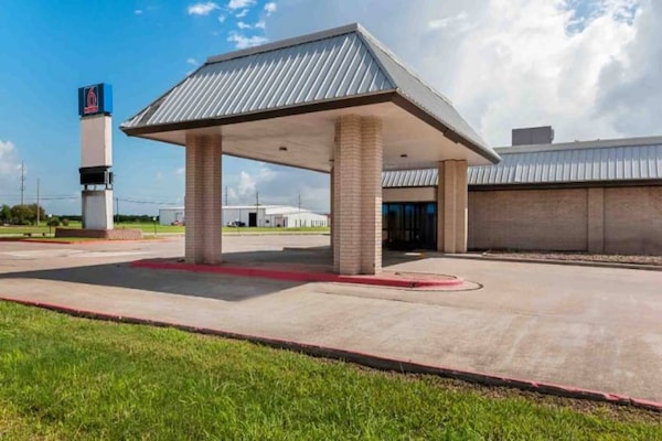 2 Full Beds  Smoking Micfridge - Port Lavaca, TX